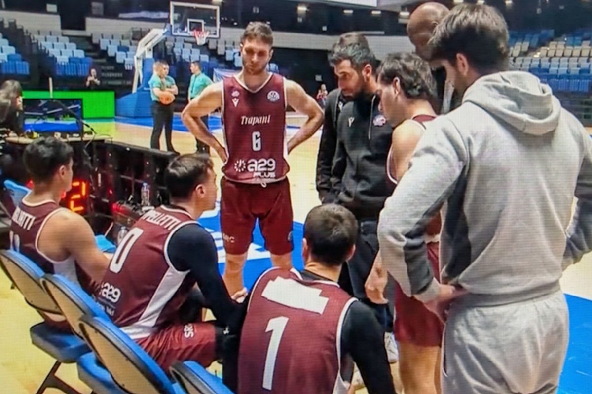 Αδιανόητη στιγμή στην Τραπάνι! Έμεινε με έναν παίκτη κόντρα στη Χαποέλ ...